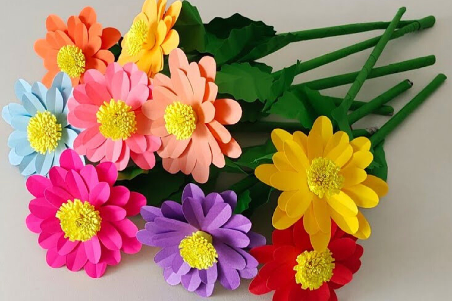 How to make paper flowers - easy beginner tutorial - Crafts on display