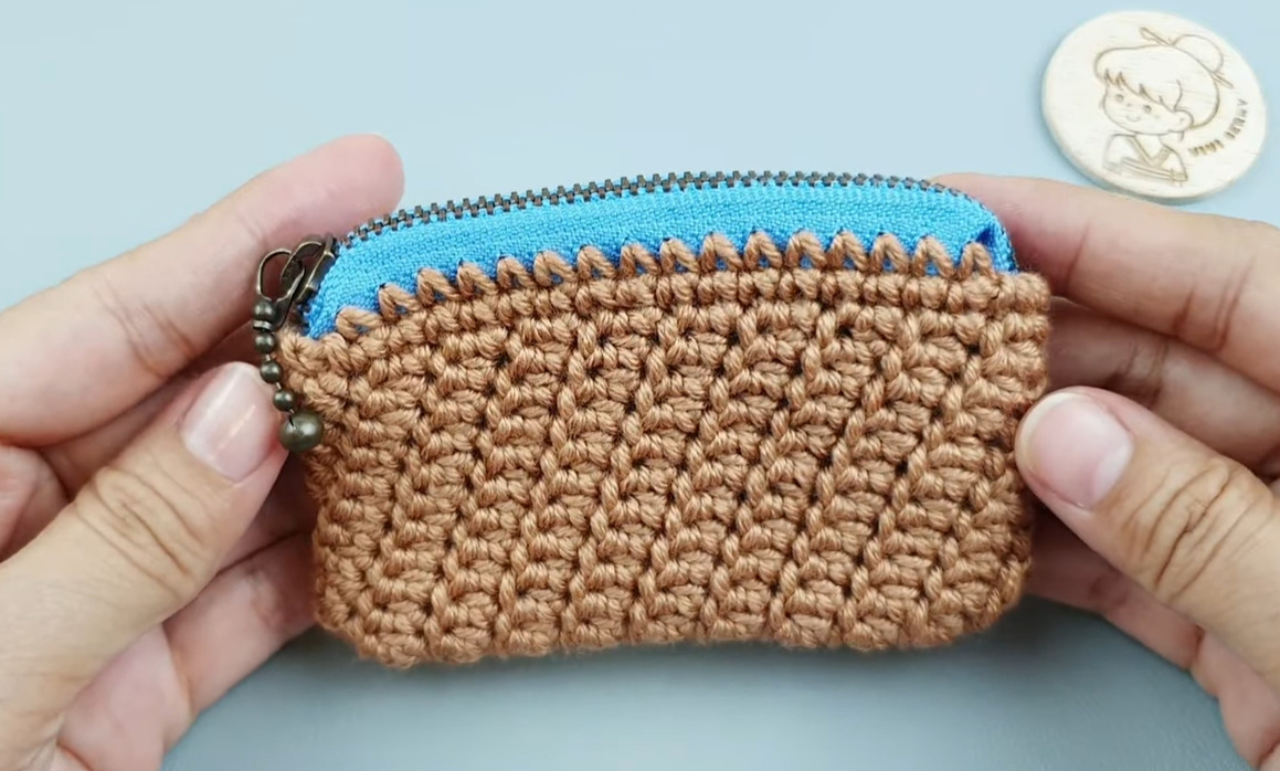 Easy crochet coin purse with zipper - beginner tutorial - Crafts on display