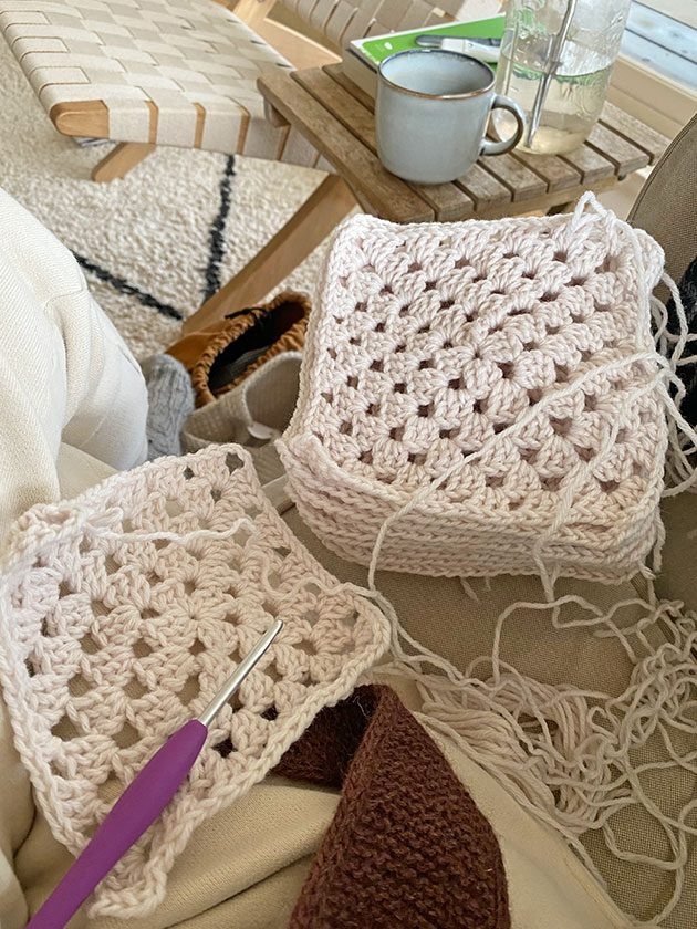 One-color granny square tutorial - Crafts on display