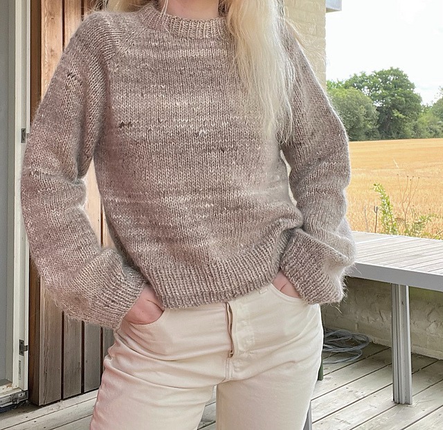 Free raglan sweater knitting pattern for beginners - Crafts on display