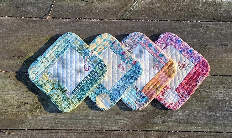 Quilted mug rug with a monogram - Crafts on display