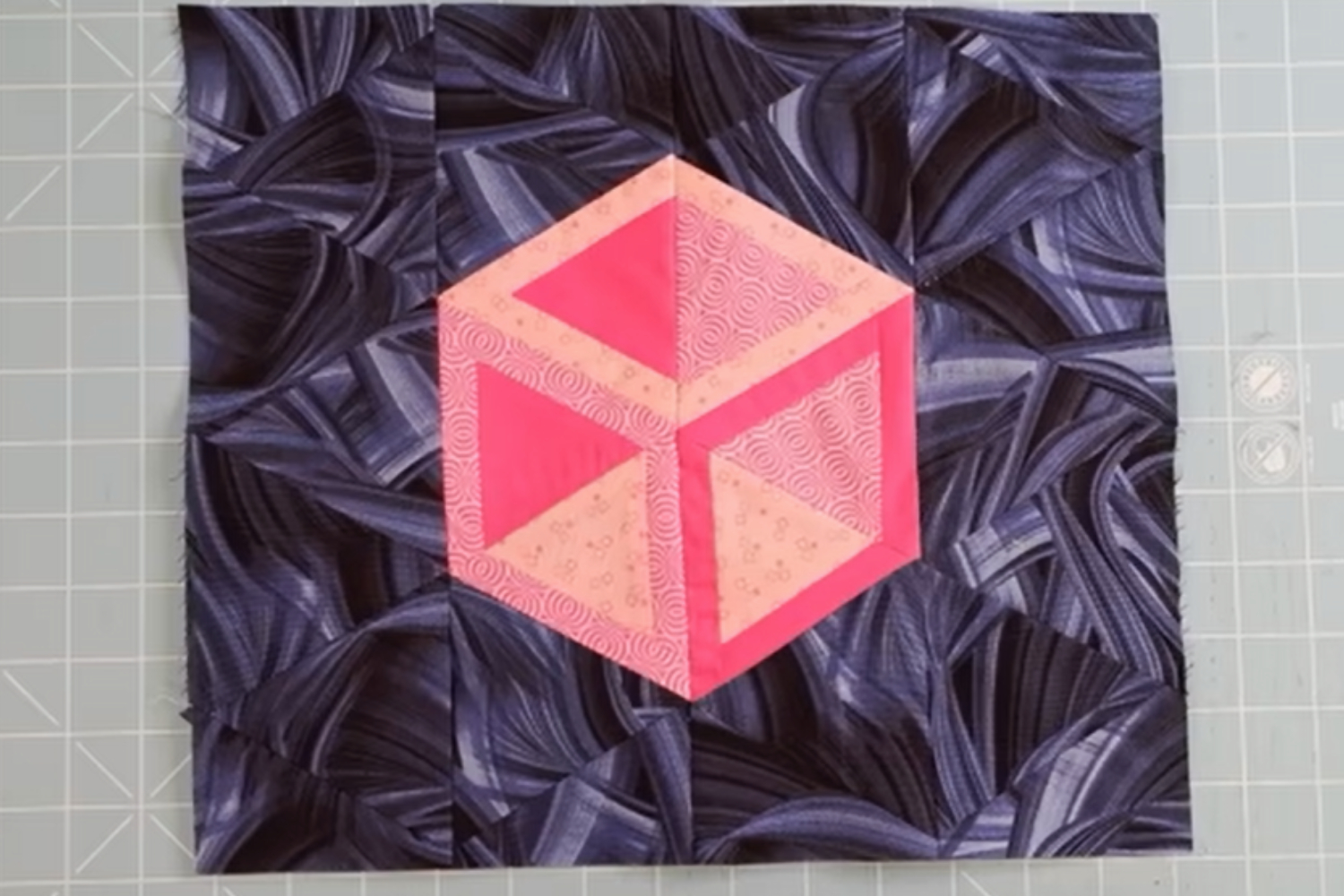 3D quilting made easy with the hollow cubes block - Crafts on display