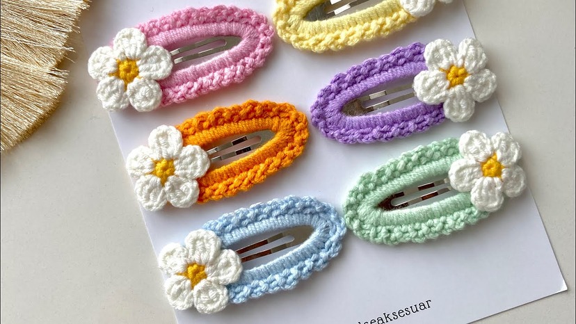 Easy crochet daisy hair clips tutorial - Crafts on display