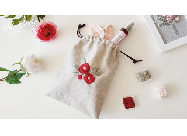 DIY drawstring bag with hand-embroidered flowers - Crafts on display