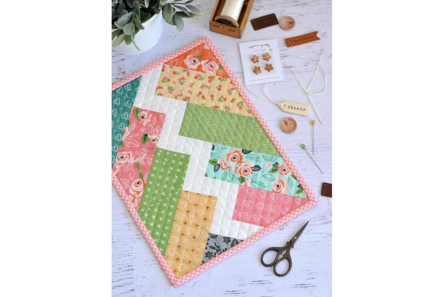 Free pattern: Bolt mini quilt - Crafts on display