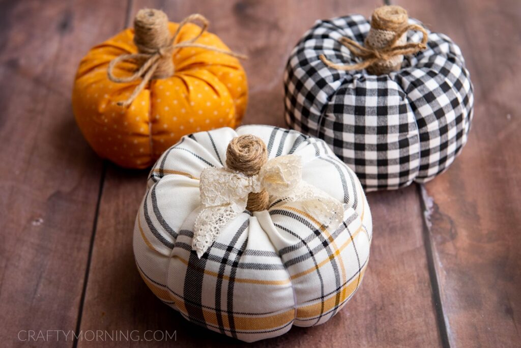 Easy no-sew fabric pumpkins - Crafts on display