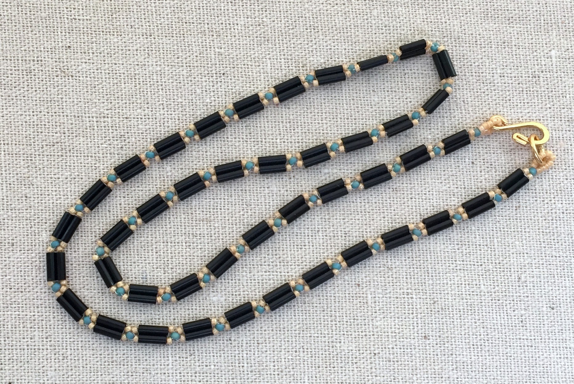 How to make an easy beaded chain necklace - Crafts on display