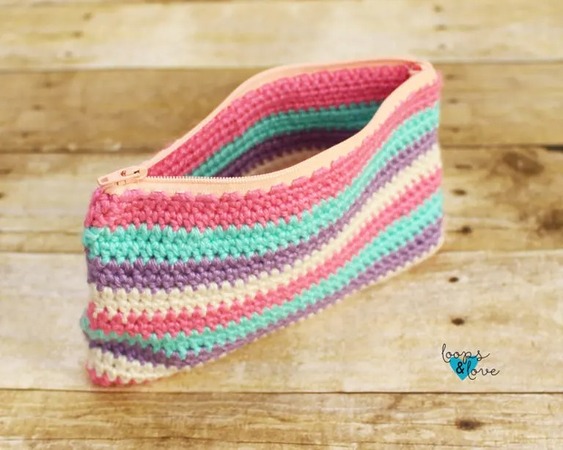 Striped crochet zipper pouch: free pattern - Crafts on display