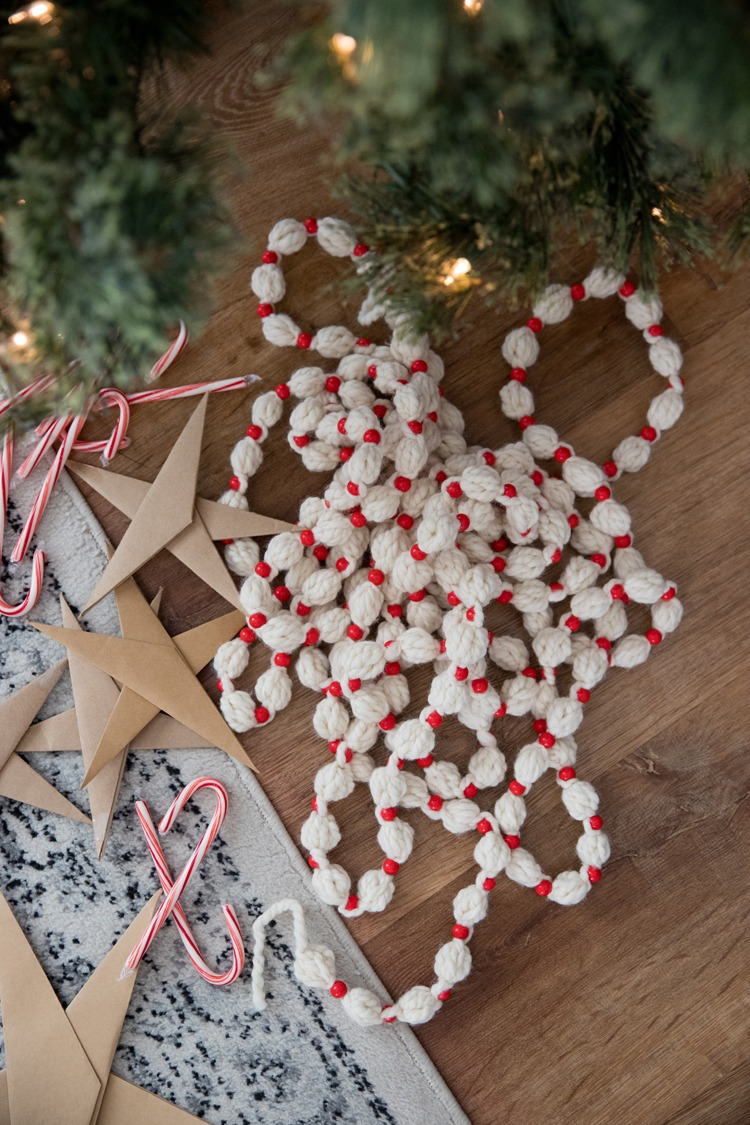 DIY festive crochet garland for Christmas - Crafts on display
