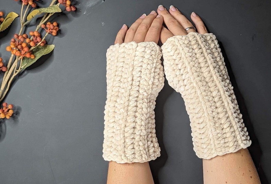 Free crochet fingerless gloves pattern - Crafts on display