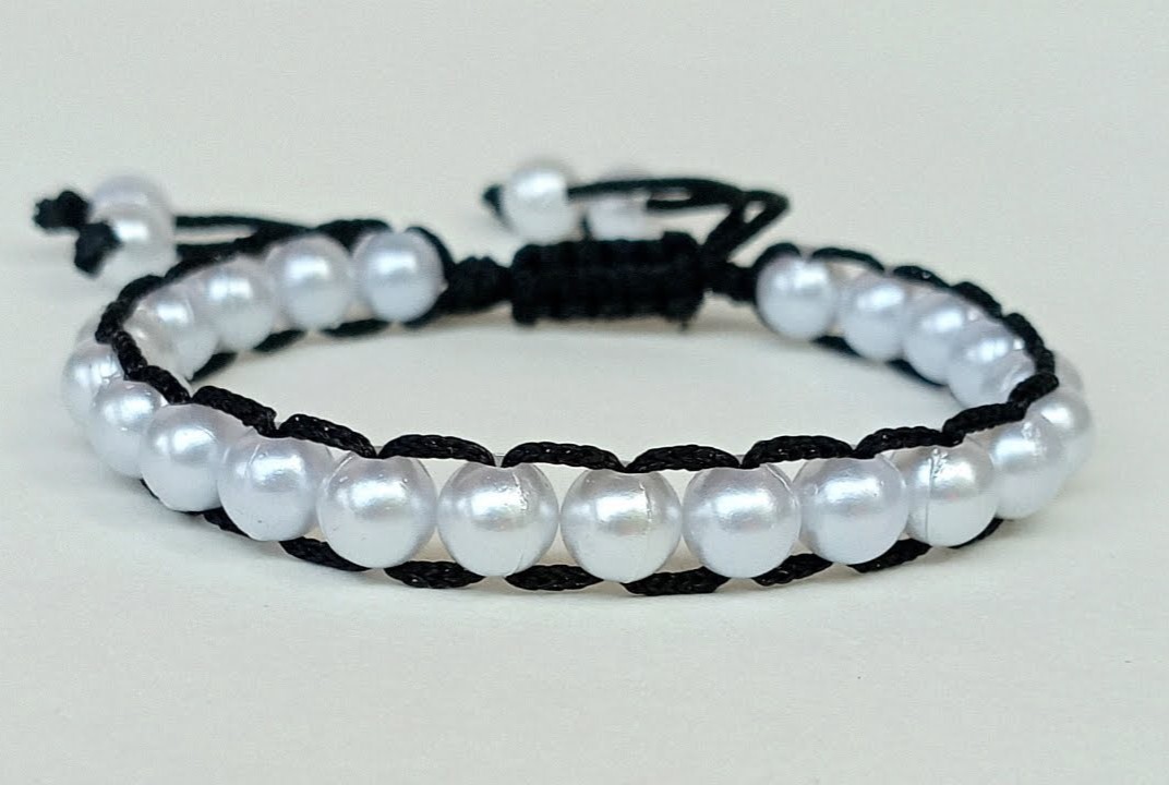 How to make a beaded macrame bracelet - Crafts on display