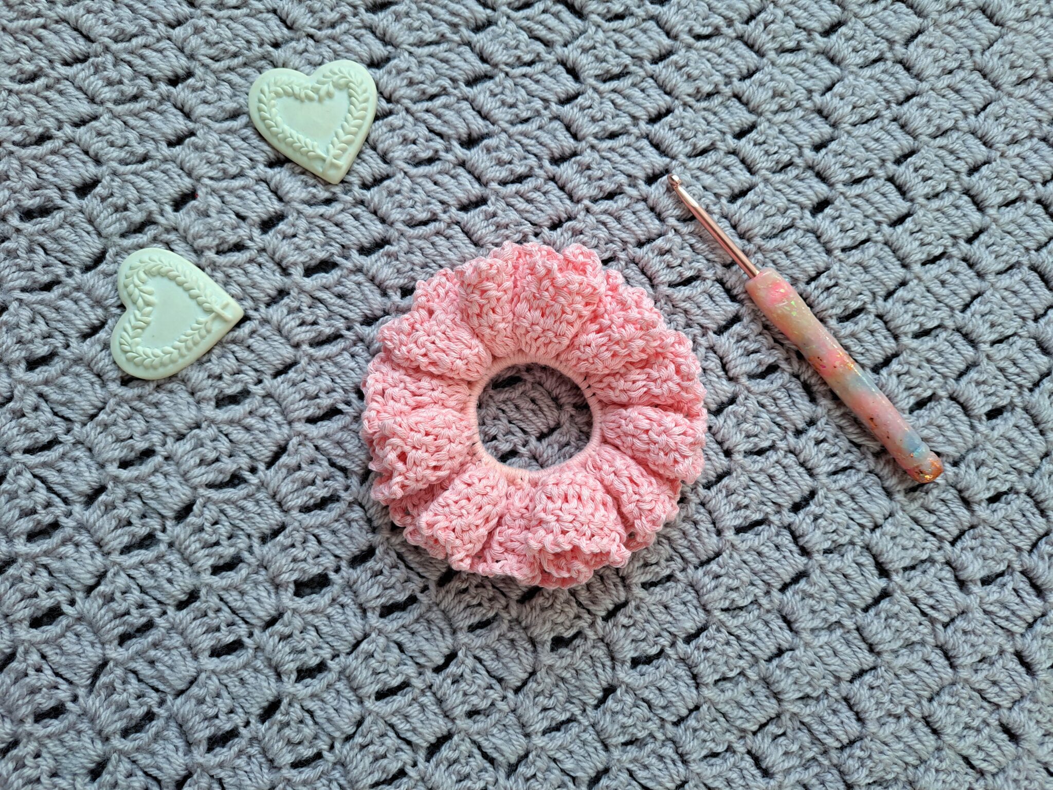 Easy crochet scrunchie pattern for beginners - Crafts on display