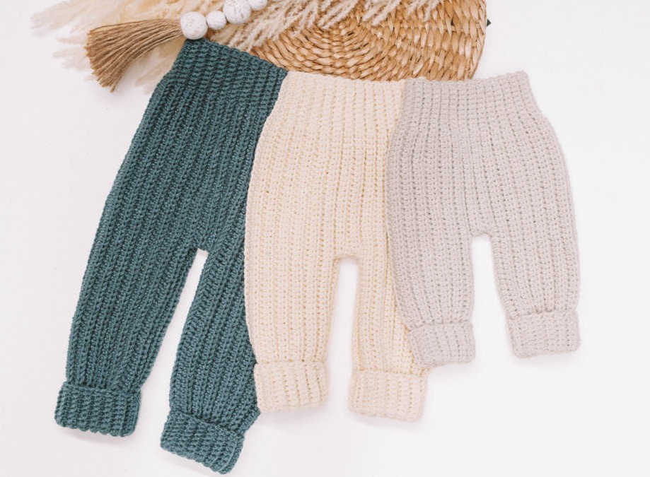 Free crochet baby pants pattern for adorable handmade gifts - Crafts on ...