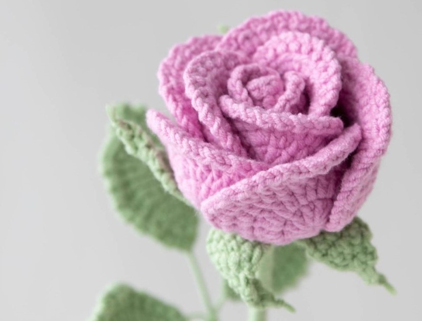 Beautiful crochet rose pattern for special occasions - Crafts on display