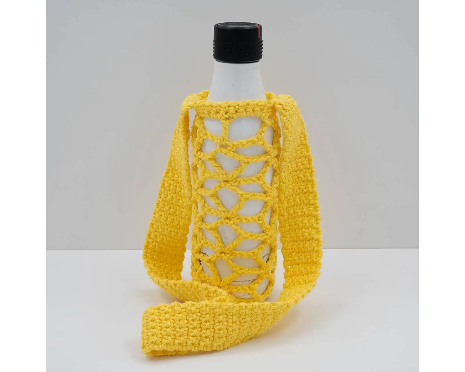 Cute and easy crochet water bottle holder: free pattern - Crafts on display