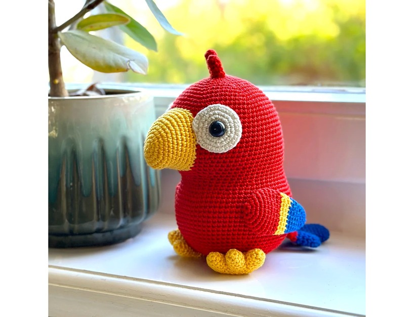 Free parrot amigurumi crochet pattern - Crafts on display