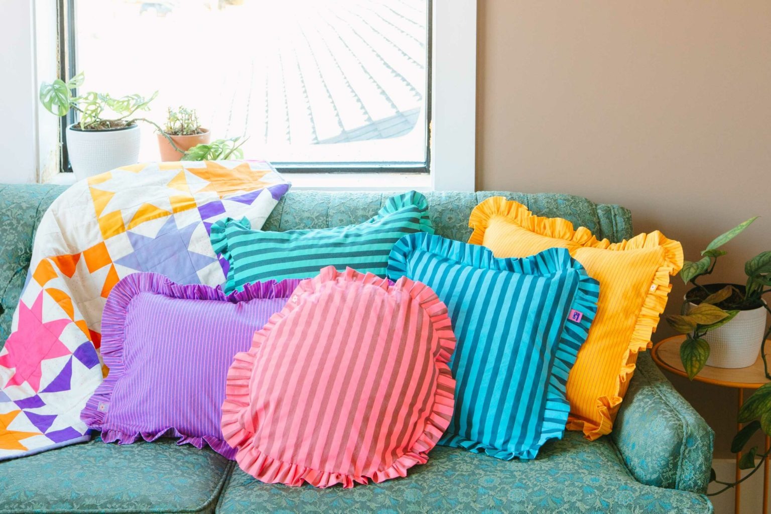 Cute DIY ruffle throw pillows - beginner sewing tutorial - Crafts on ...