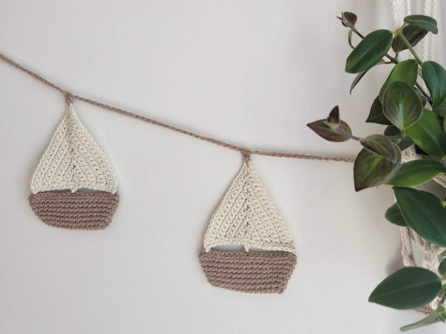 Easy crochet boat pattern: free sailboat applique - Crafts on display