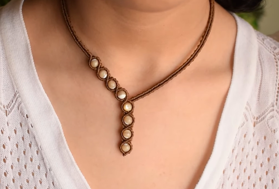 Beautiful macrame necklace tutorial - Crafts on display
