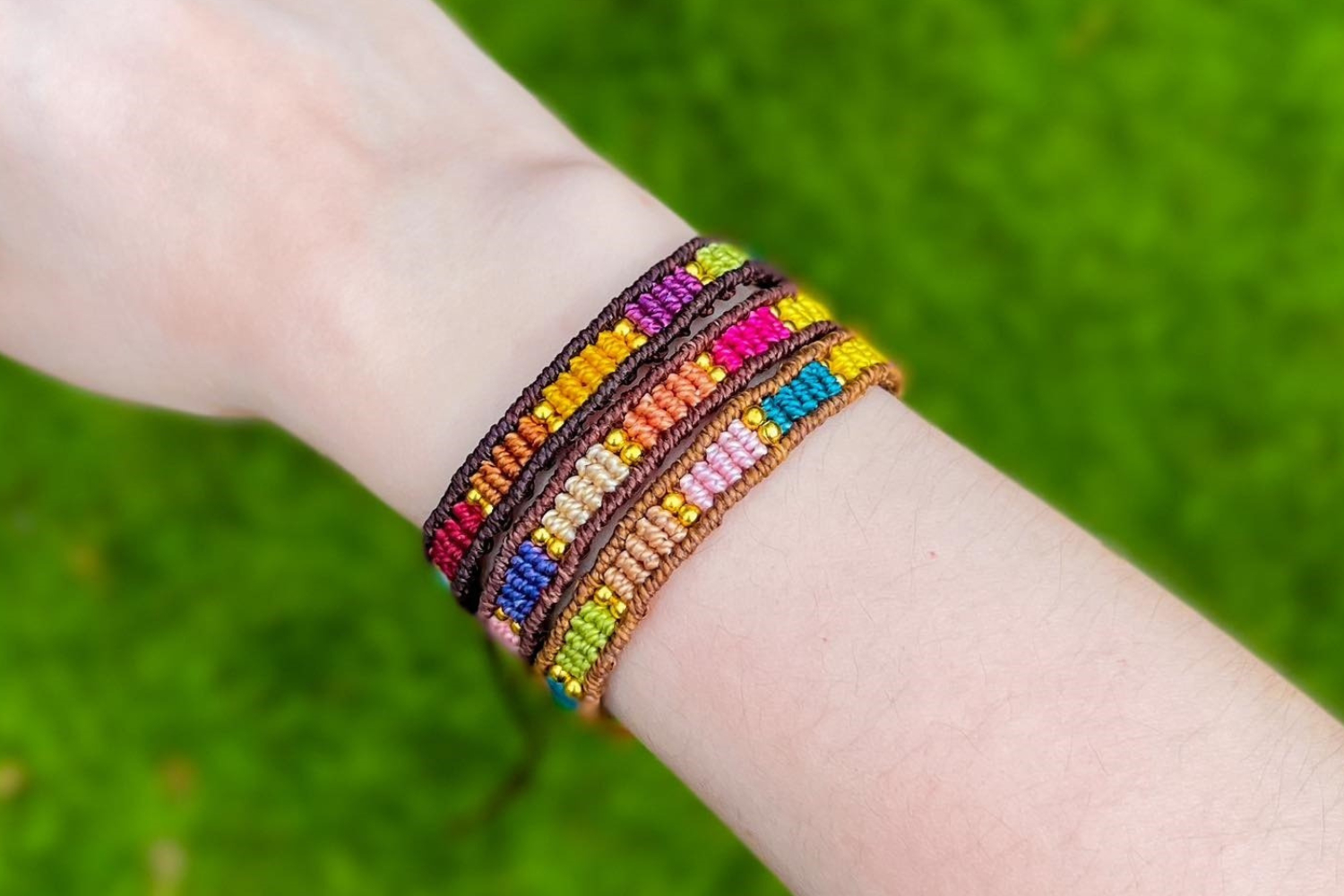 Create a stylish macrame bracelet using leftover yarn - Crafts on display