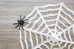 Easy Halloween craft: DIY paper spider webs - Crafts on display