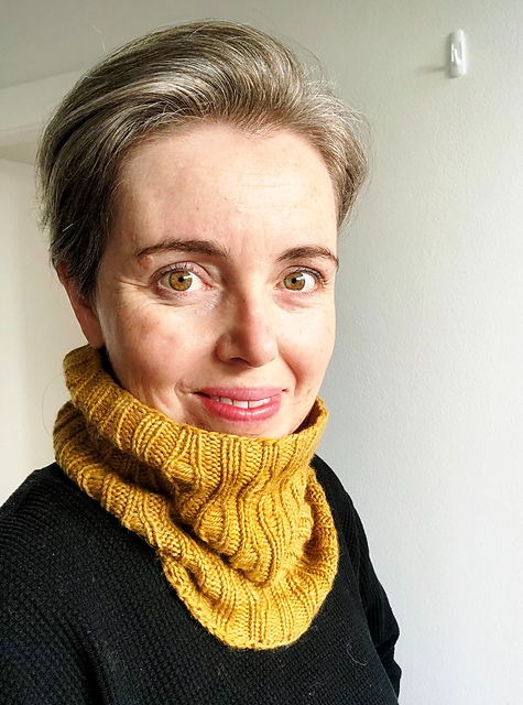DIY snug cowl knitting pattern - perfect for gift-giving - Crafts on ...