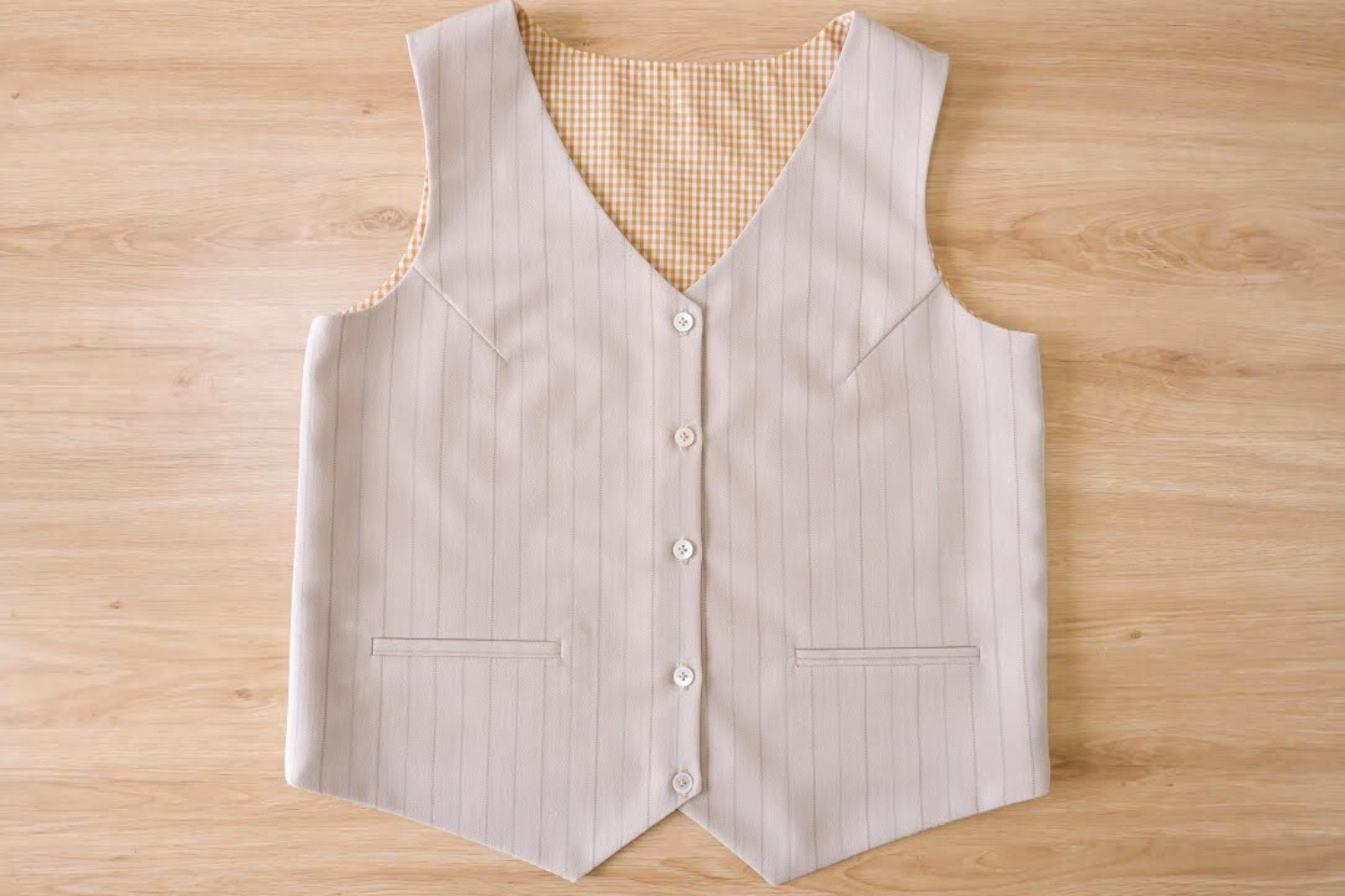 Sew a reversible vest: easy tutorial for beginners - Crafts on display