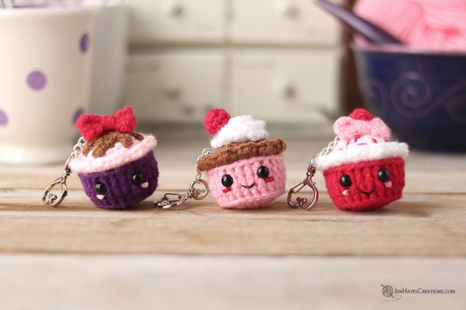 DIY mini cupcake keychain: cute crochet pattern for Valentine’s Day ...