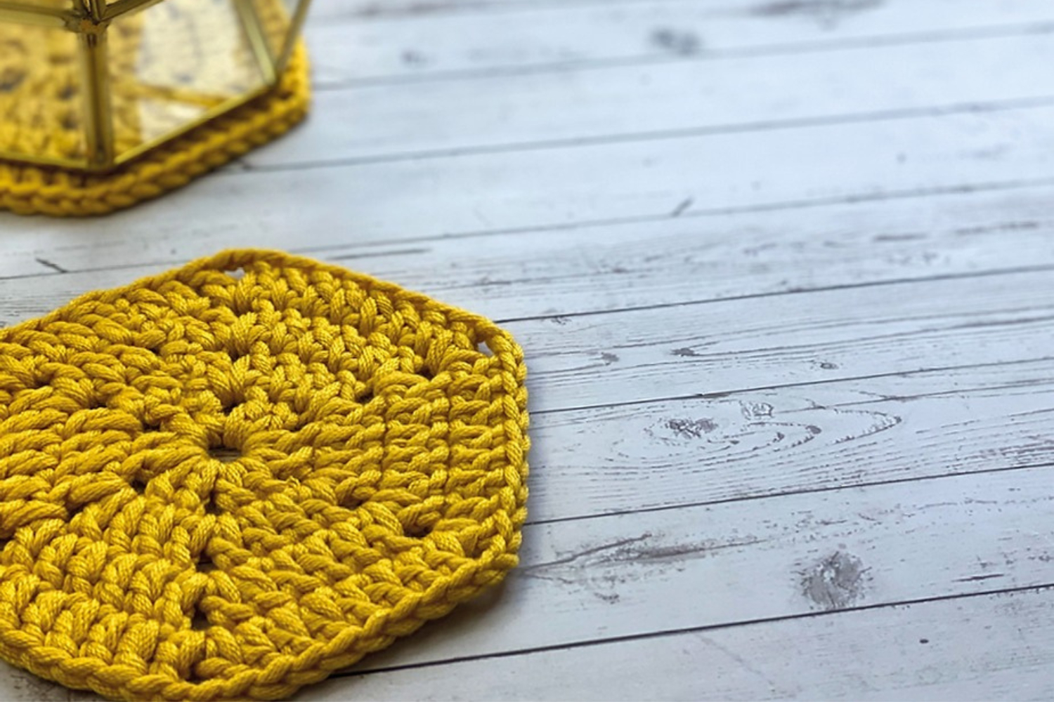 Easy crochet hexagon coasters - a cute and practical gift - Crafts on ...