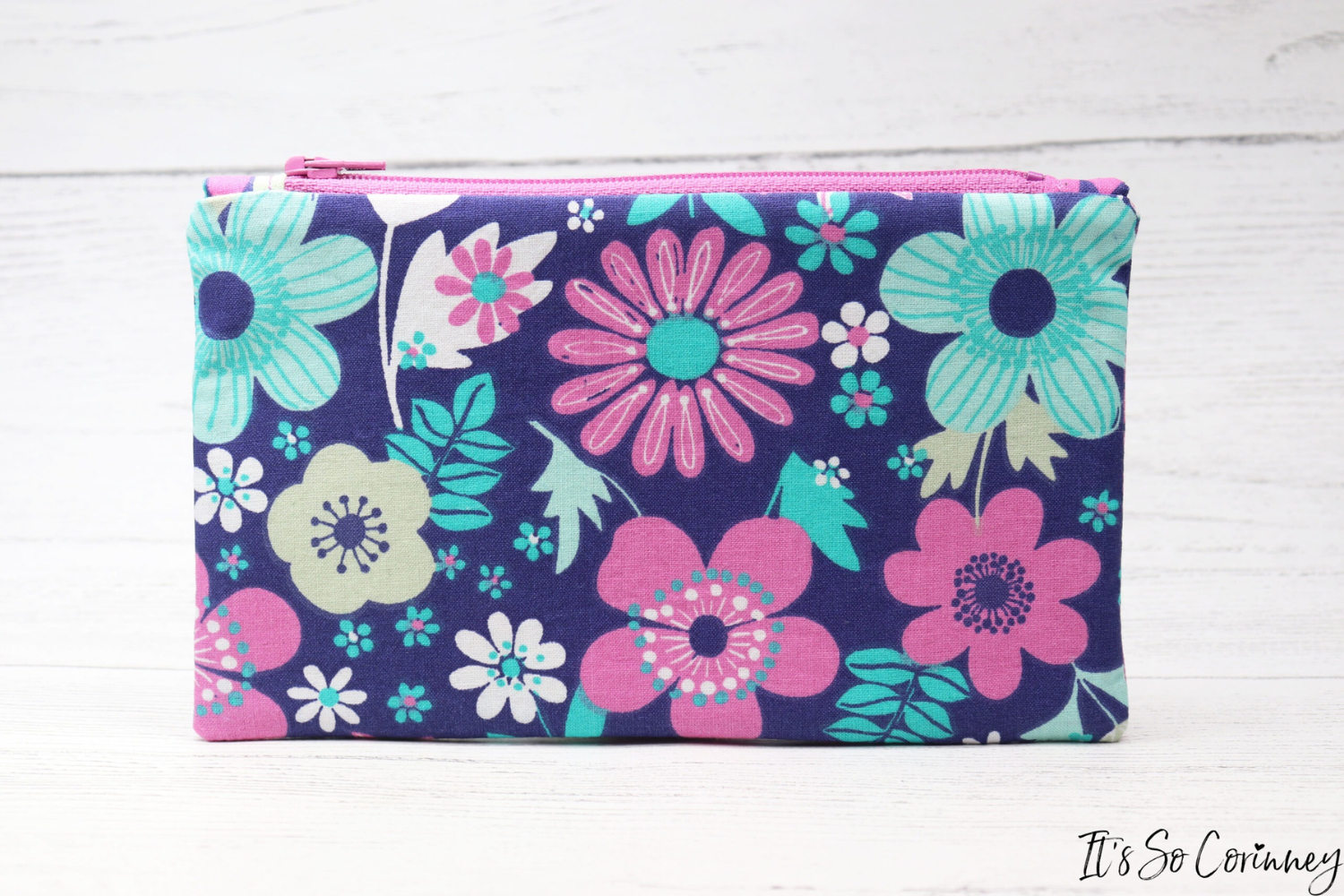 Easy fully lined zipper pouch - free sewing pattern - Crafts on display