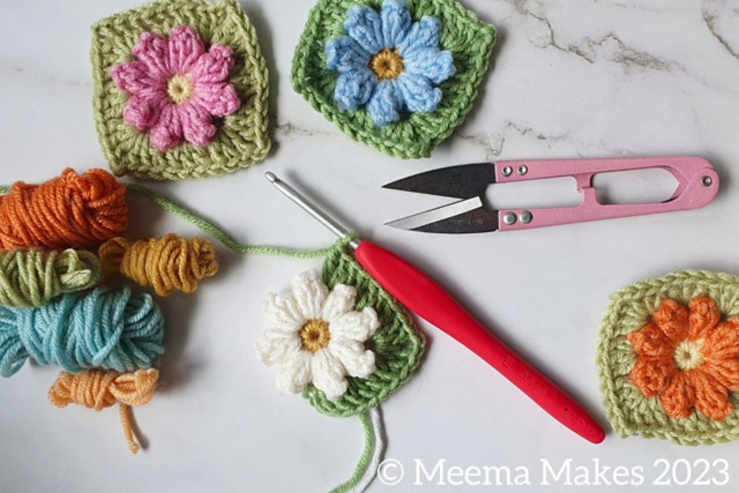 How to crochet a textured popcorn flower granny square - Crafts on display