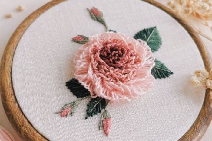 How to embroider 3D roses with the cast-on stitch - Crafts on display
