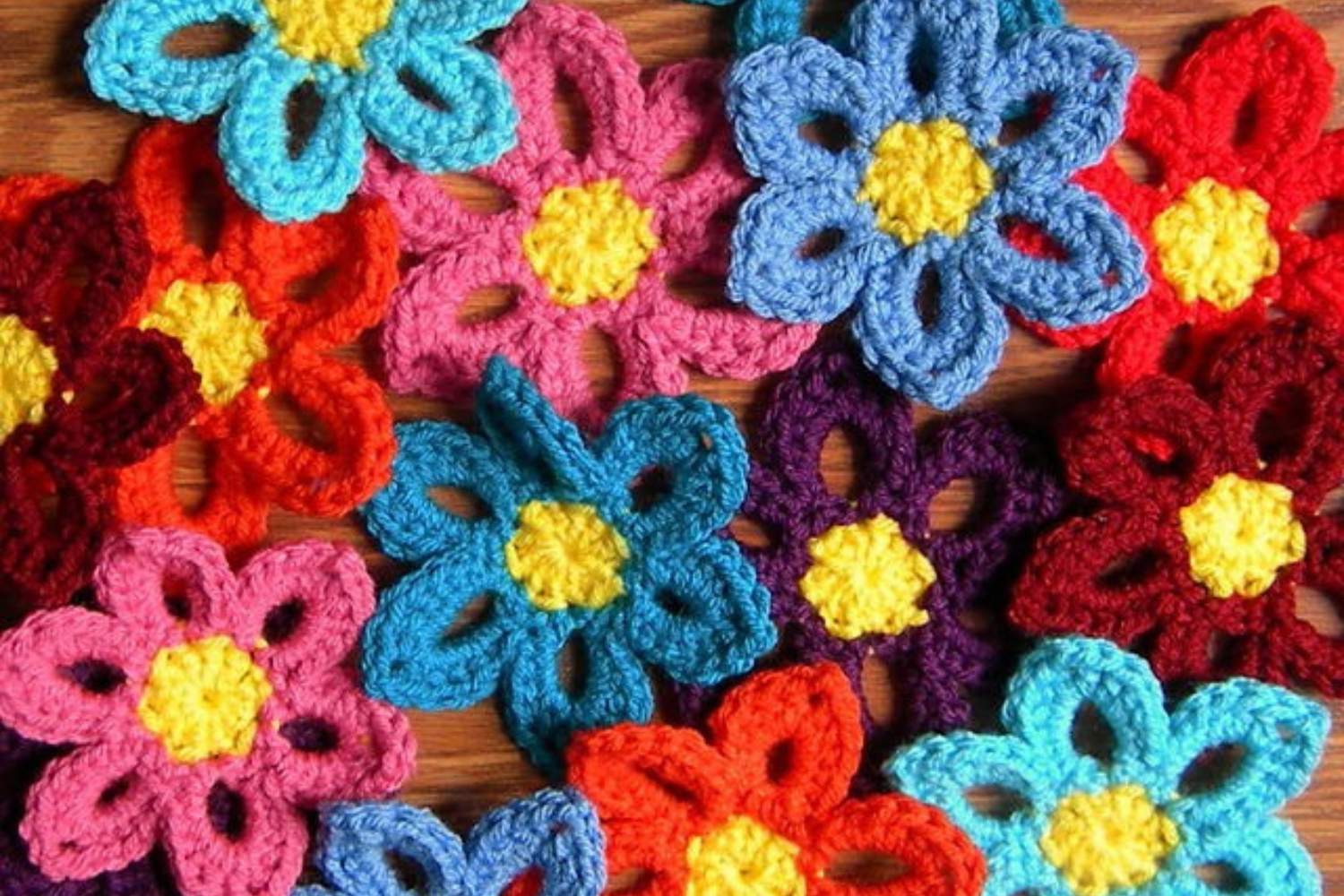 How to make a colorful crochet flower garland for spring - Crafts on ...
