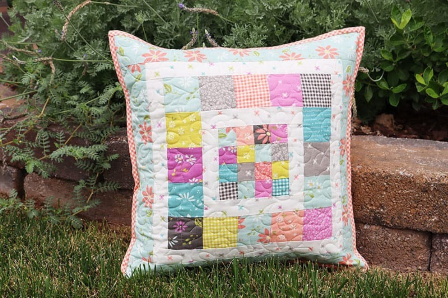How to sew a scrappy patchwork pillow: free pattern - Crafts on display