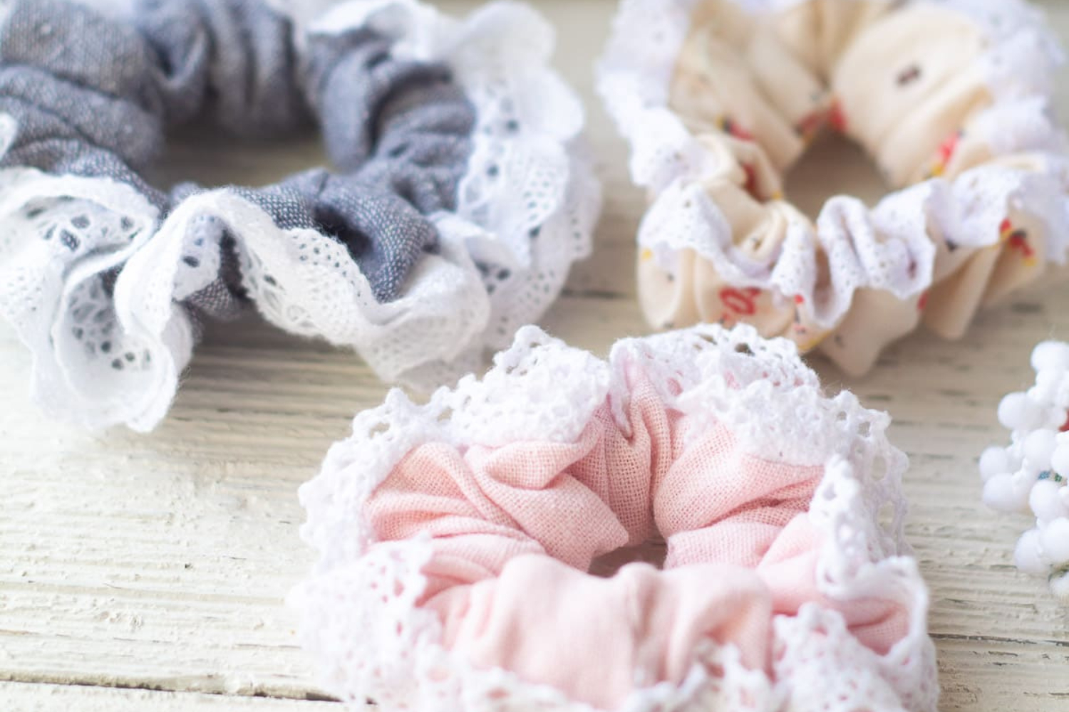 Sew adorable lace-trimmed scrunchies - easy tutorial - Crafts on display