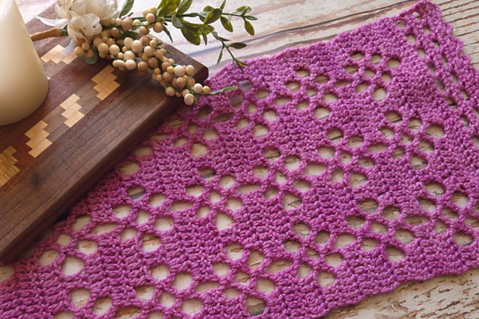 DIY lacy floral table runner: free pattern - Crafts on display