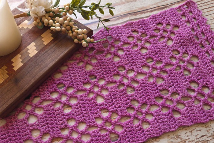 DIY lacy floral table runner: free pattern - Crafts on display