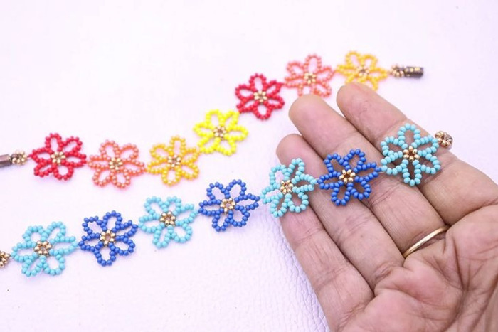 How to make a flower bracelet with seed beads - Crafts on display