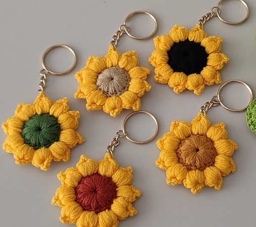 Crochet sunflower keychain pattern - quick gift idea - Crafts on display