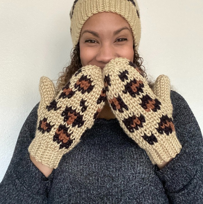 Leopard mittens crochet pattern - Crafts on display