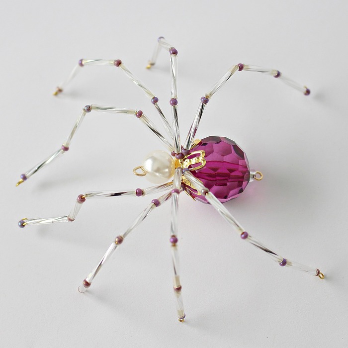 DIY beaded spiders for holiday decor - Crafts on display