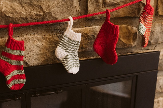 Mini stocking garland - free Christmas knitting pattern - Crafts on display