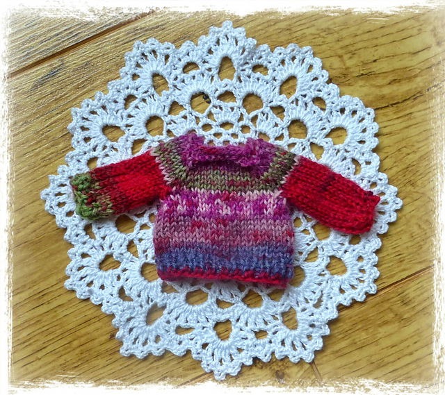 Mini sweaters - free knitting pattern - Crafts on display