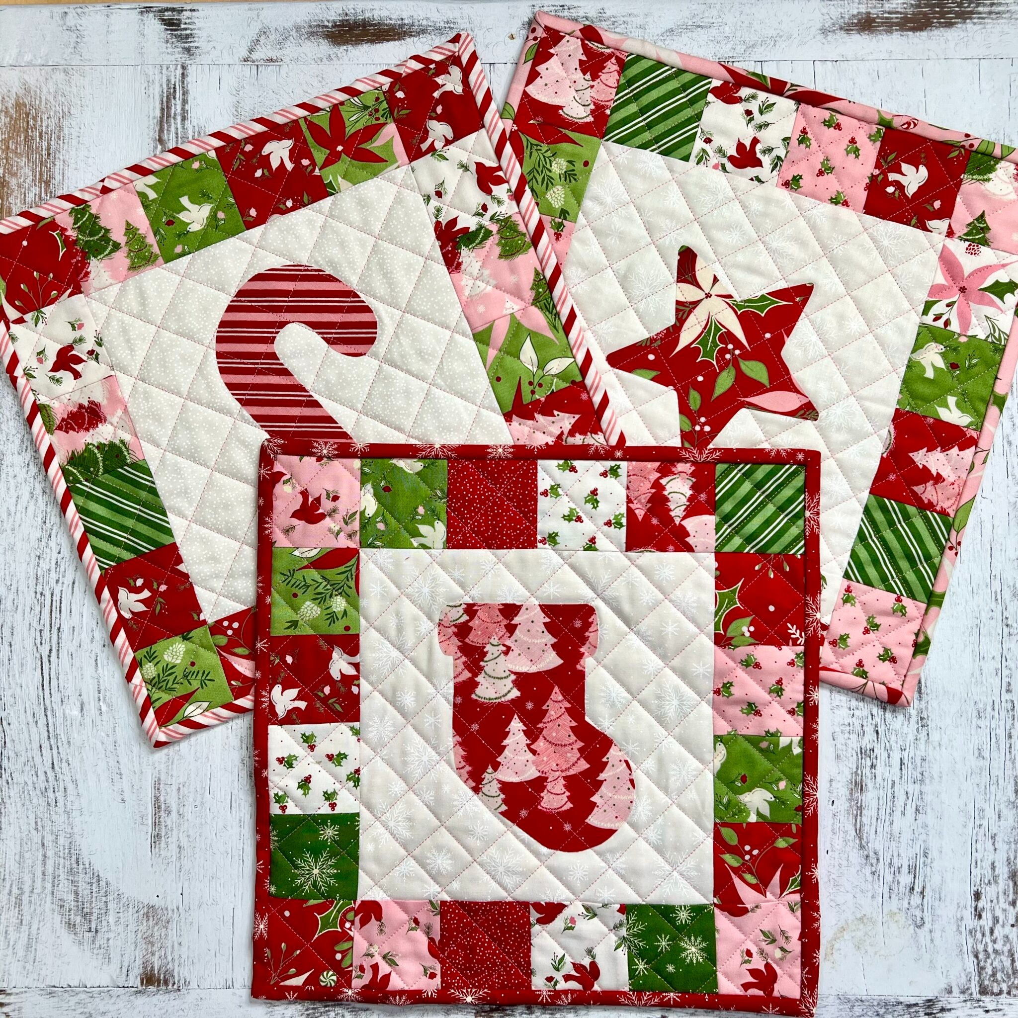 DIY Christmas fusible applique mini quilt - Crafts on display