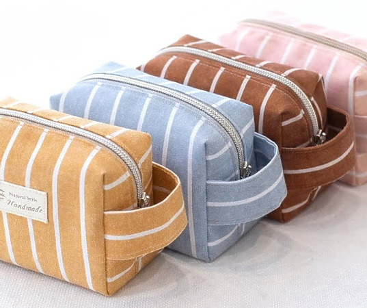 Easy mini zipper pouch sewing tutorial: DIY boxy bag - Crafts on display