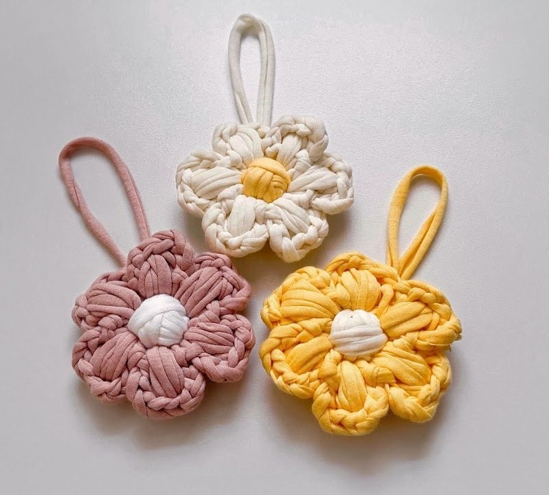 Chunky flower keychain tutorial: easy 7-minute crochet - Crafts on display