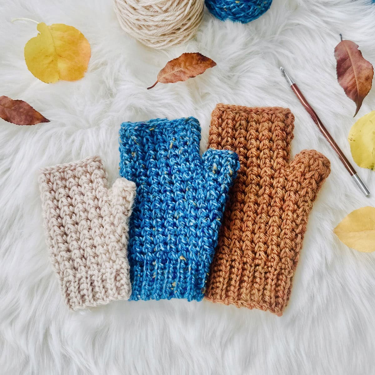 Easy textured fingerless mittens - free pattern - Crafts on display