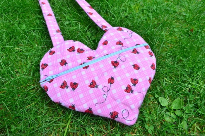 8 best free heart bag sewing patterns (beginner friendly!) - Crafts on ...