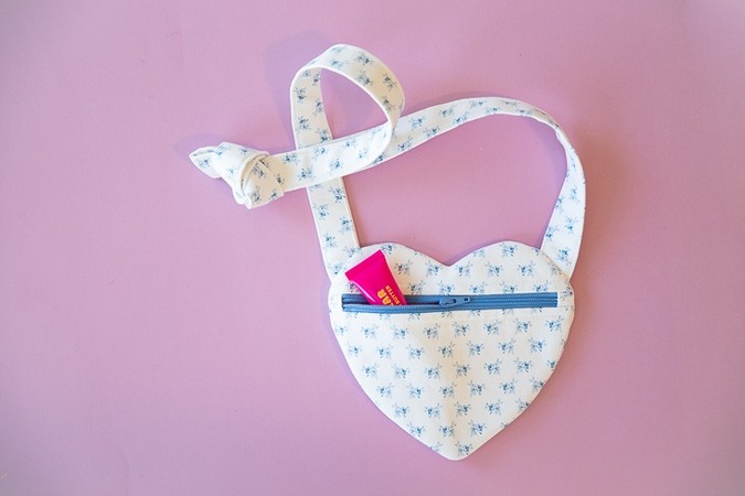 8 best free heart bag sewing patterns (beginner friendly!) - Crafts on ...