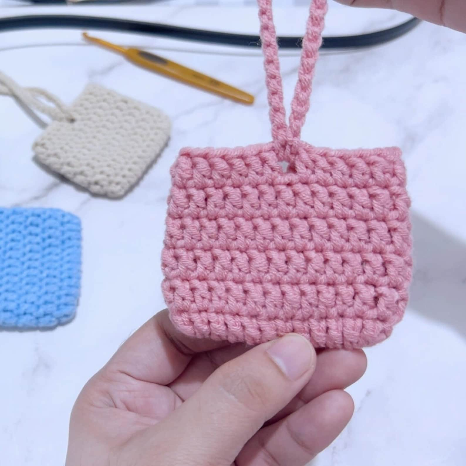 Easy DIY crochet earbud cover tutorial - Crafts on display